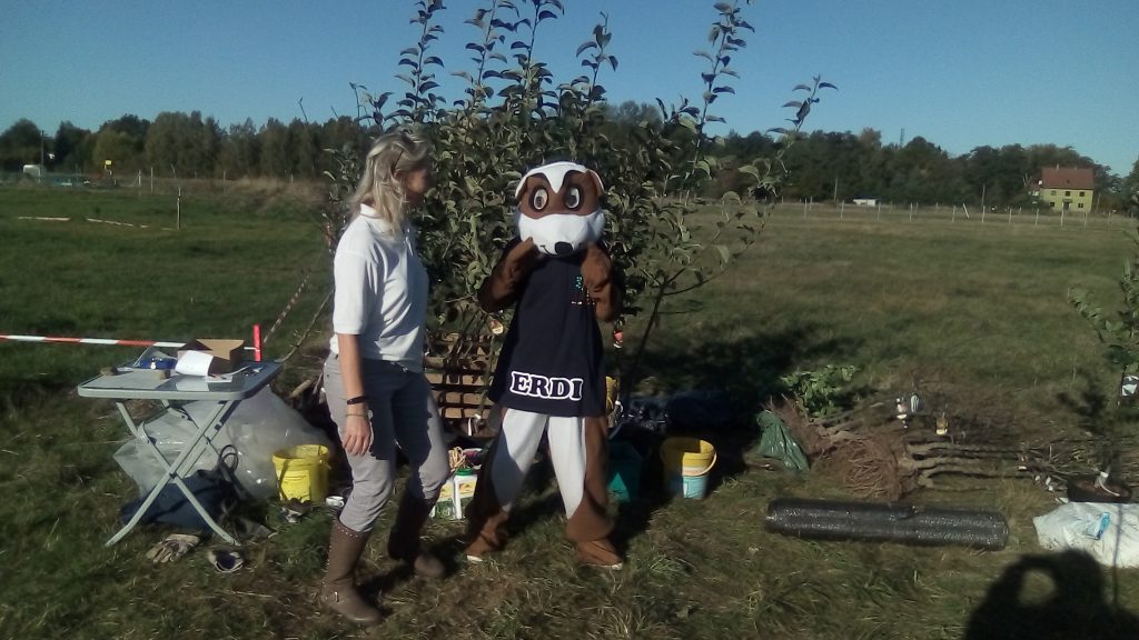 10.000 Bäume für die Lausitz – Erster Baum gepflanzt – Maskottchen Erdi